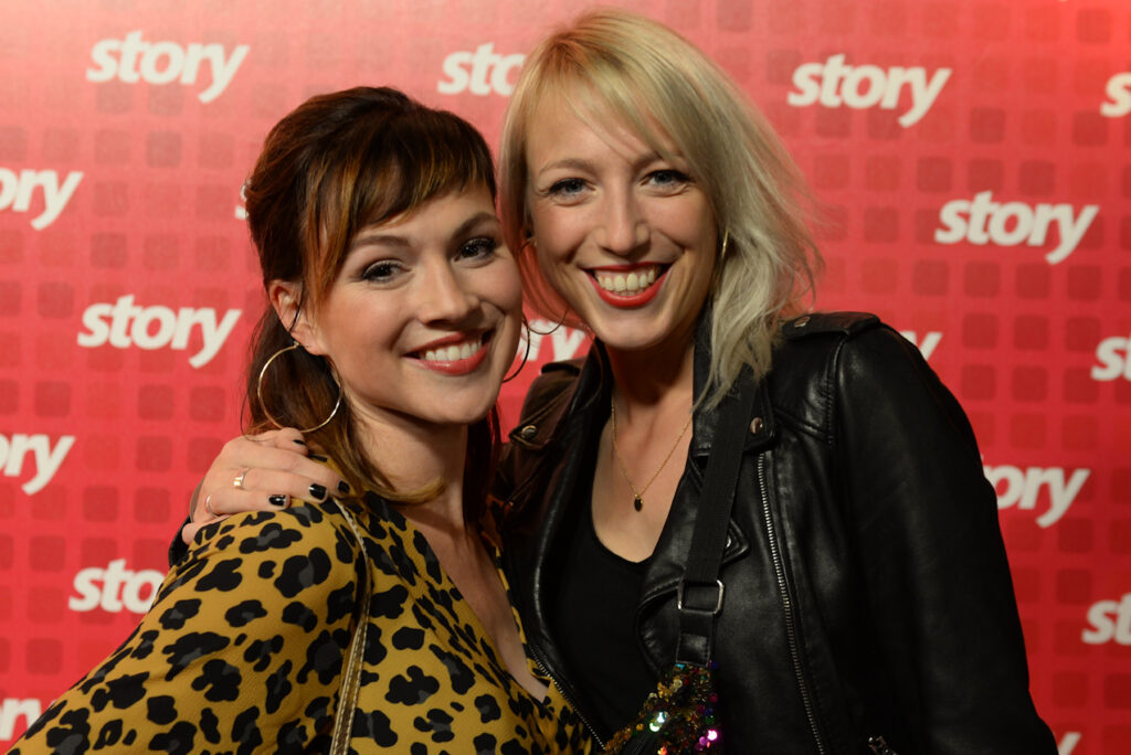 Heidi en Erika Van Tielen rouwen om dood opa - Vipnieuws.be